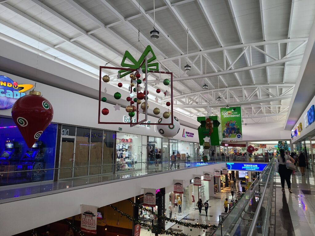 Plaza Mundo trae a Santa y hasta un Nissan Versa - Noticias de El ...