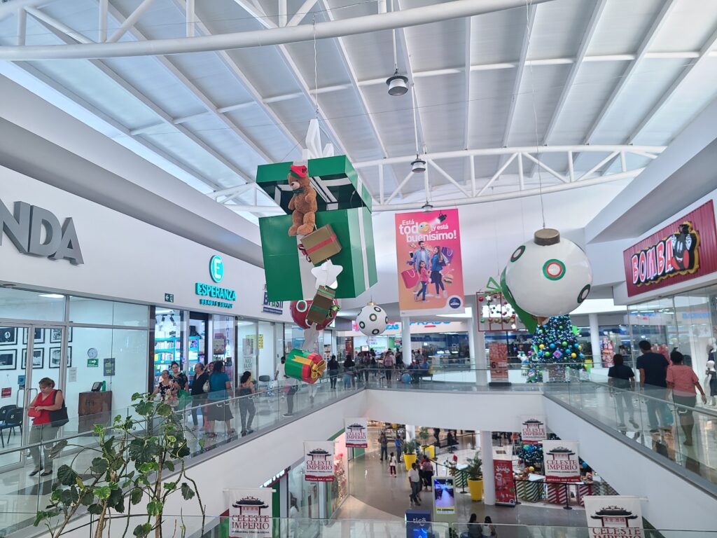 Plaza Mundo trae a Santa y hasta un Nissan Versa - Noticias de El ...