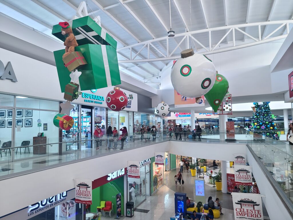 Plaza Mundo trae a Santa y hasta un Nissan Versa - Noticias de El ...