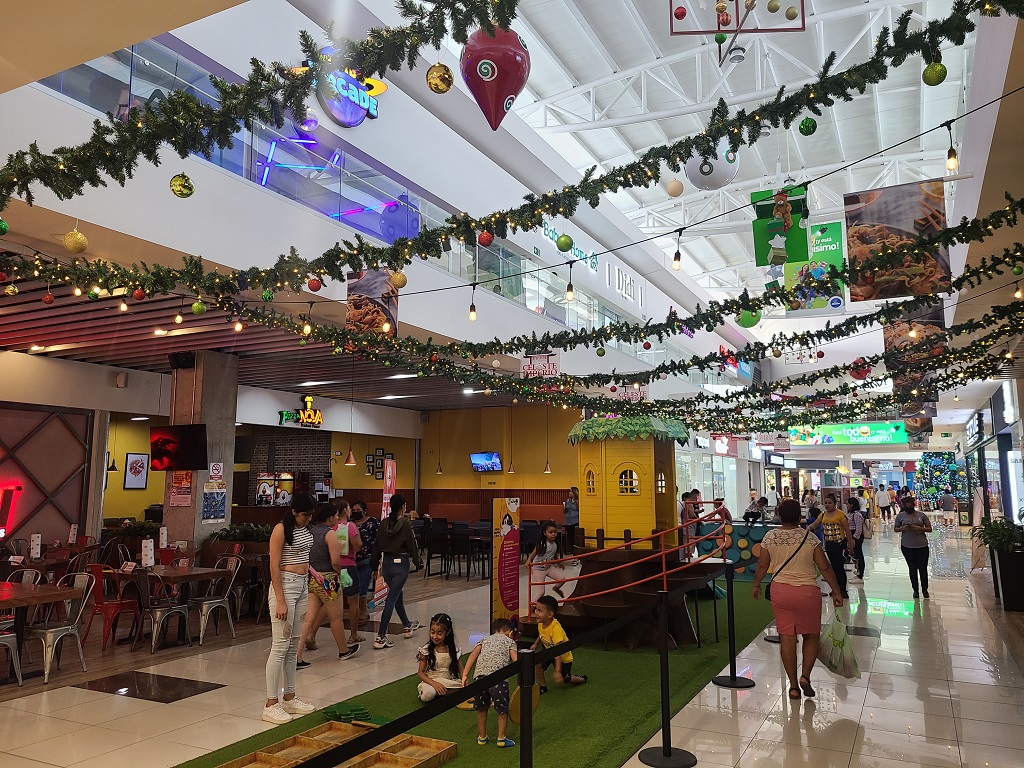 Plaza Mundo trae a Santa y hasta un Nissan Versa - Noticias de El ...